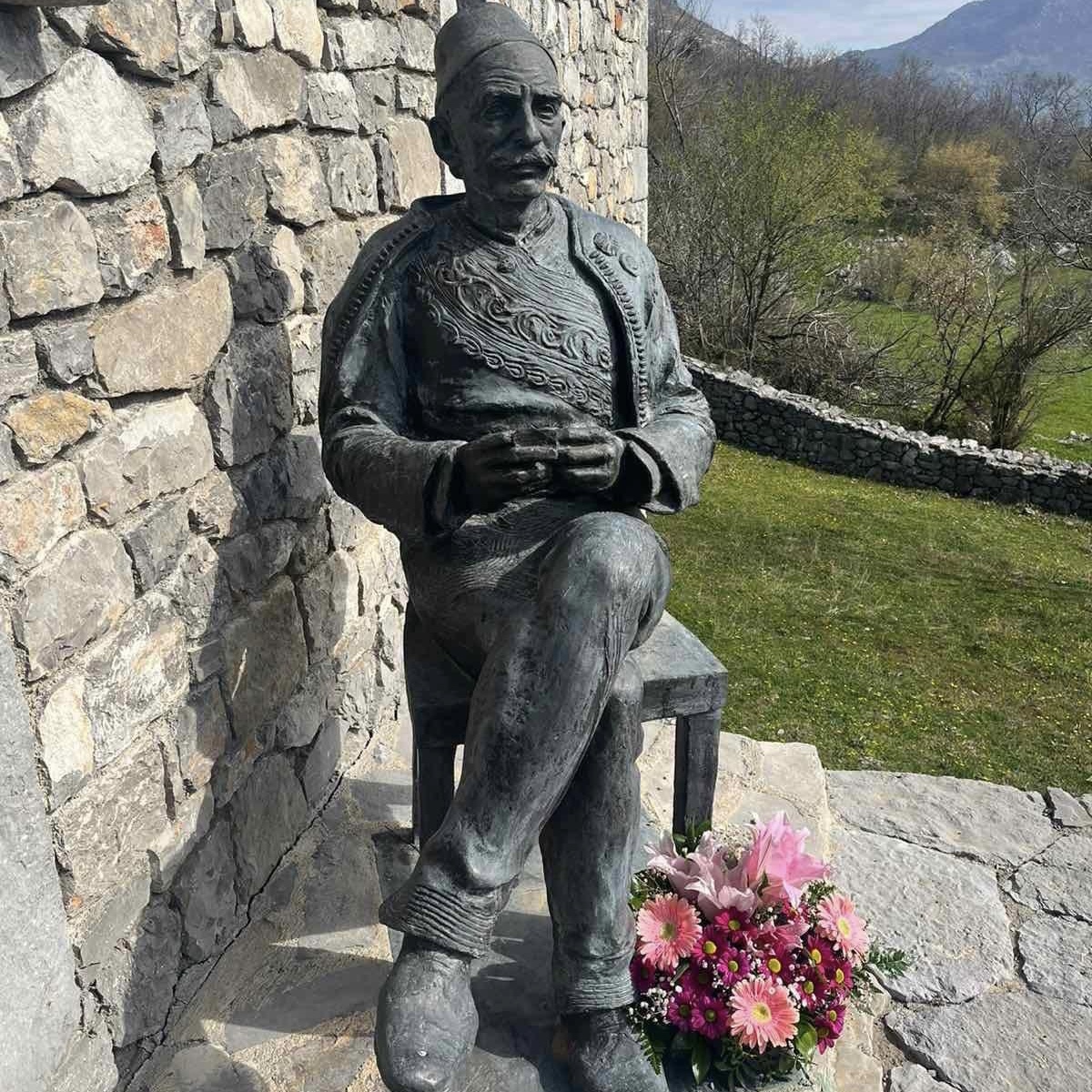 Komuna e Tuzit vendos lule te shtatorja e Ded Gjon Lulit - MALESIA.ORG ...